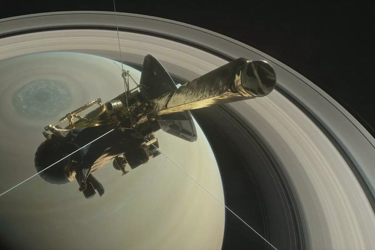 A sonda de Cassini terá lugar entre Saturno e os seus aneis