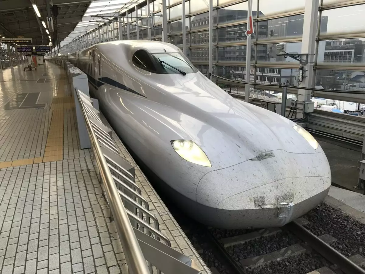 Au Japon, ils ont lancé un train à grande vitesse, qui peut laisser de manière autonome la zone de tremblement de terre