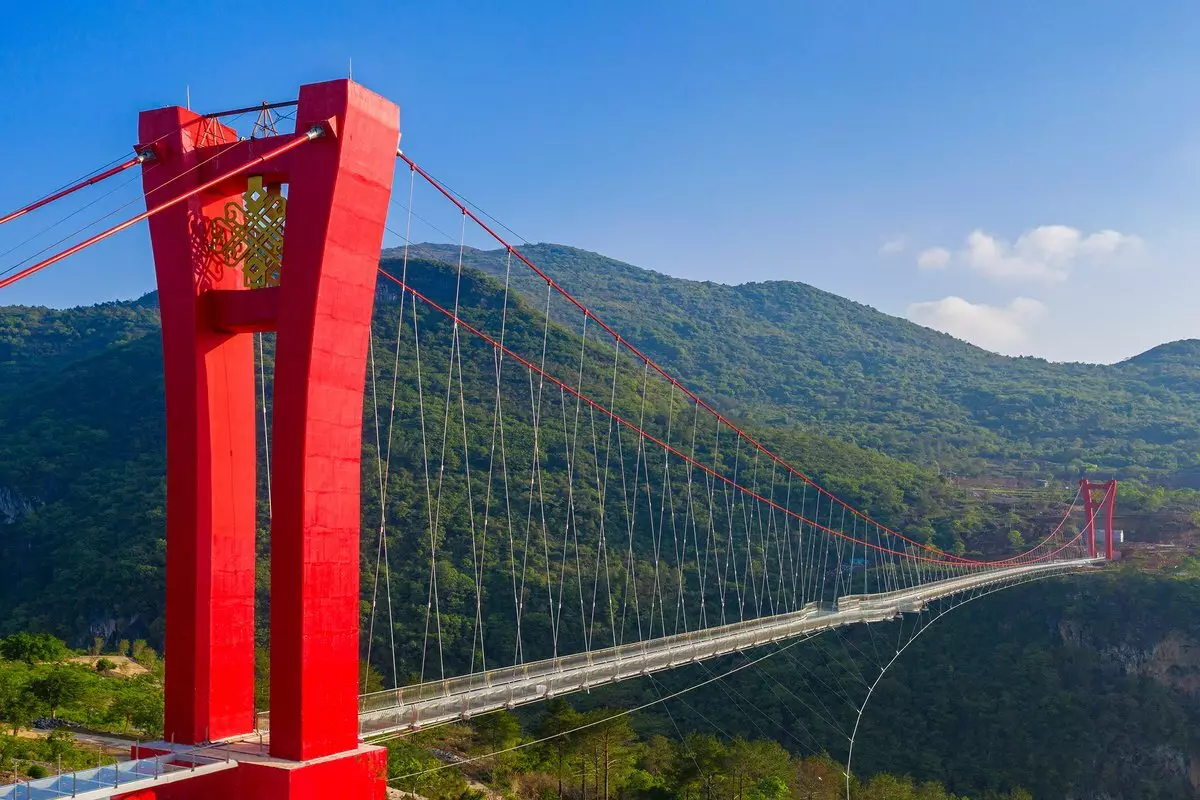 China het die langste brug in die wêreld van glas geopen: Video