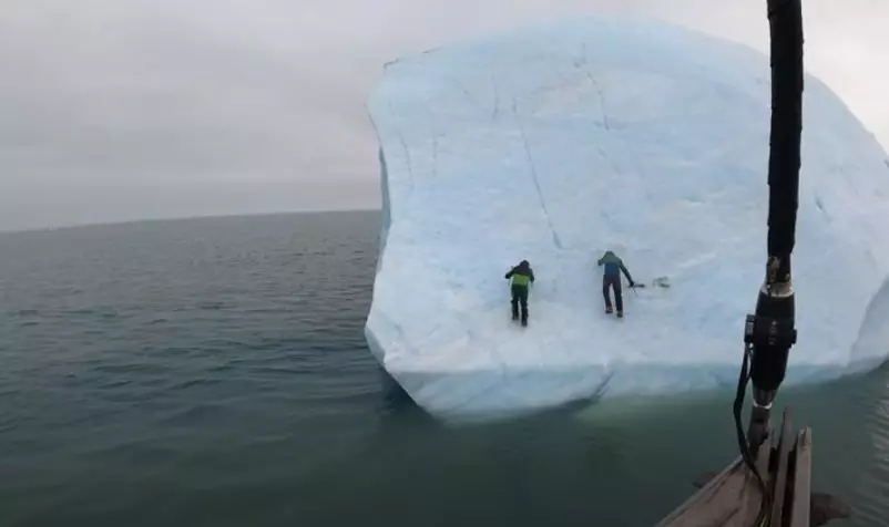 Den iwwerwältegt Äisbierg kaum zwee Fuerscher an de Waasser vum Arktis: Video