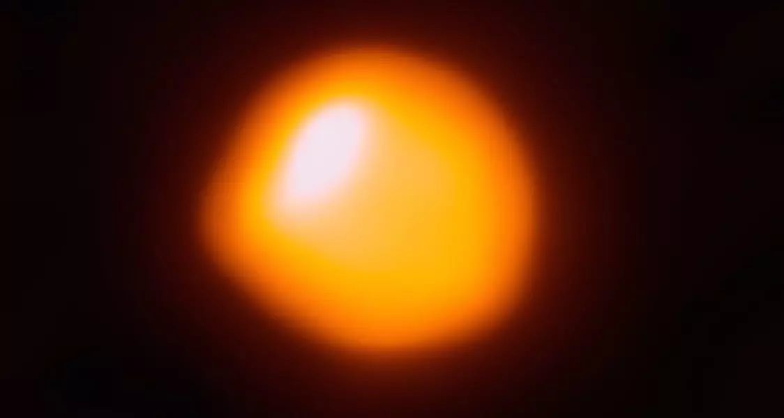 Plej bona foto Bethelgeuse: pri kio distancis stelon