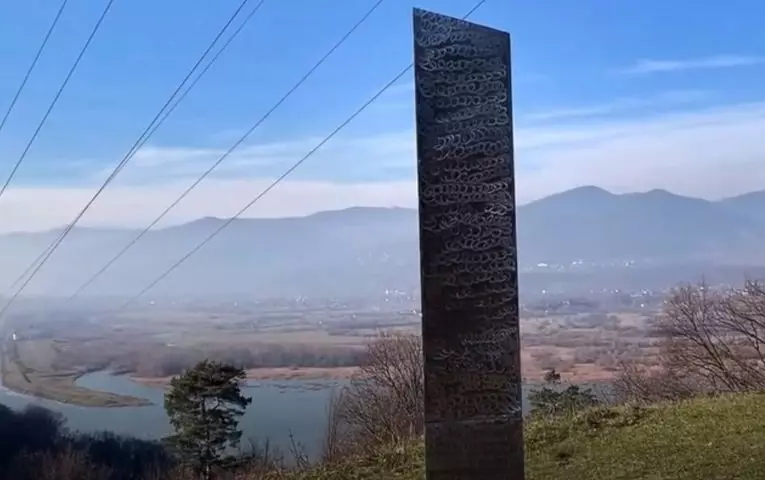 Di Romania, kapanggih obelisk misterius sejen. Sarta salah sahiji anu ngadeg di Utah ieu Isro