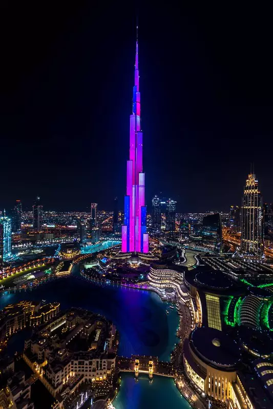 Burj Khalifa alitangaza mashindano kati ya wasanii. Kazi bora itaendelea juu ya jengo hilo