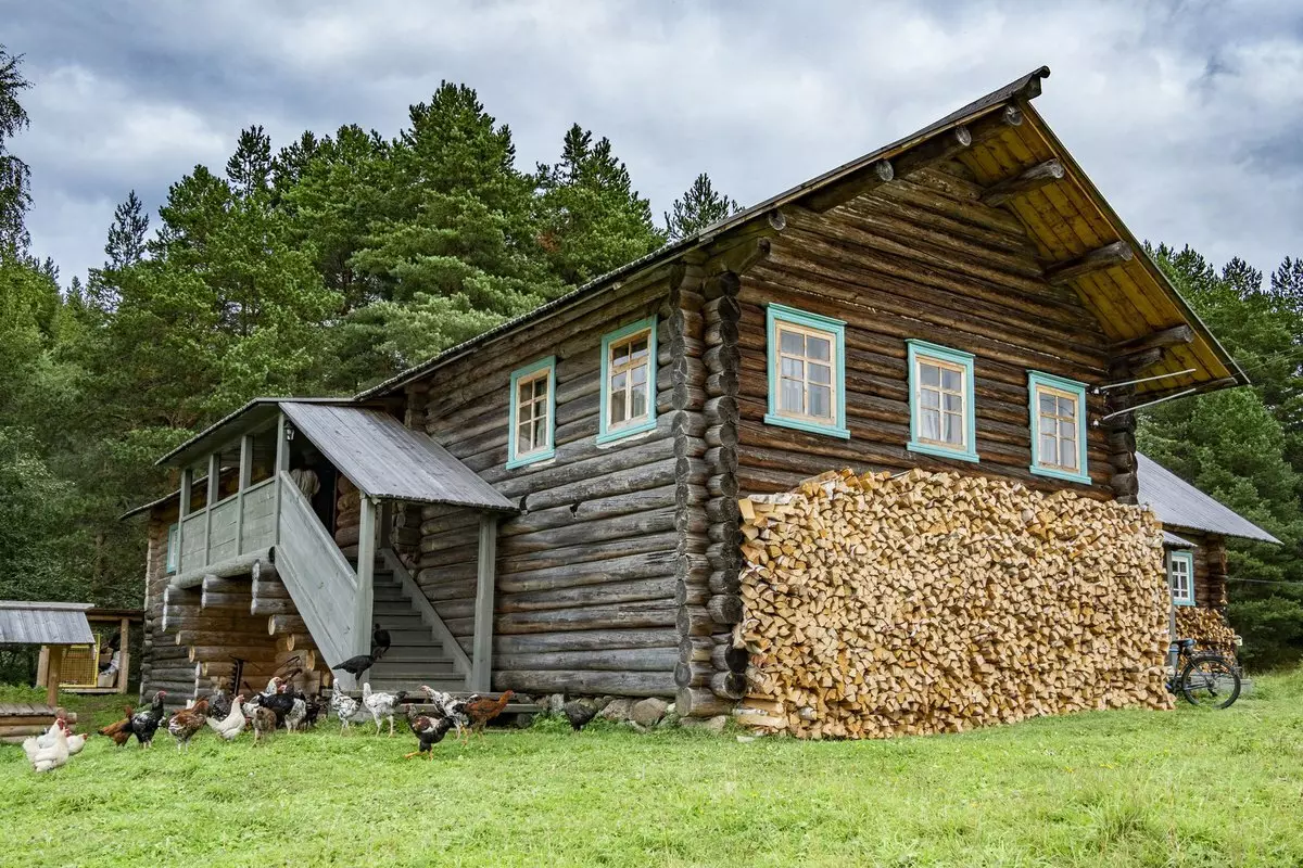 Volné místo v měsíci: v Kenozerier hledá nové majitele starého domu v nejkrásnější vesnici Ruska