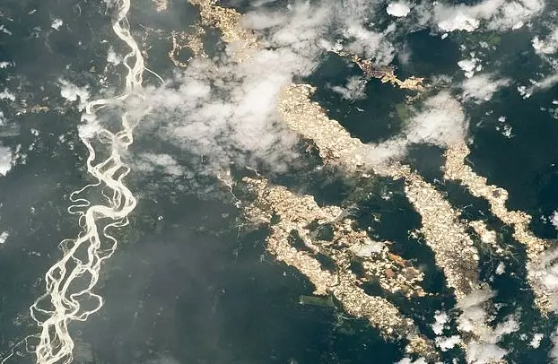 NASA Astronaut fotografoval "Zlaté řeky" peruánské Amazonie z představenstva ISS
