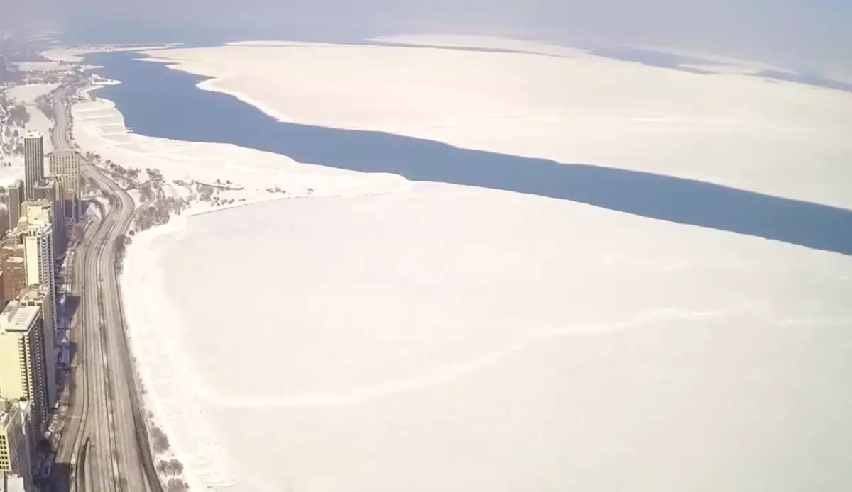 Гигантски леден слой се разпада от брега и плувки в Мичиган Лейк: видео