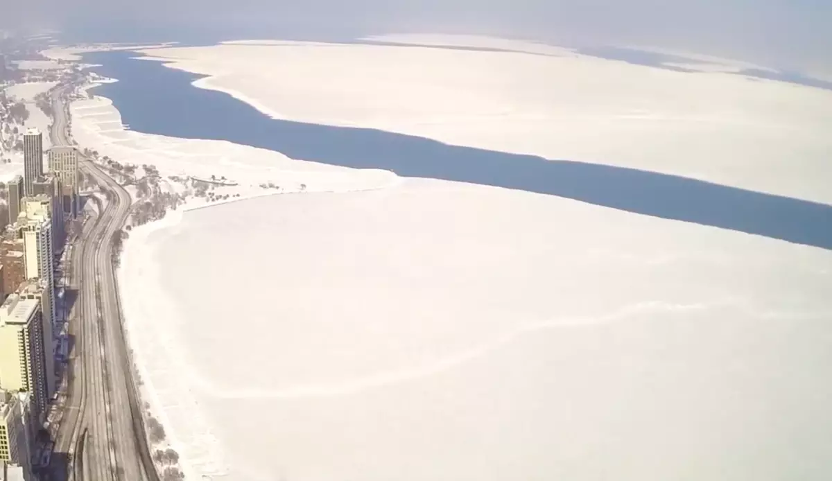 Divovski sloj ledena odmori se od obale i pluta u Michigan Lakeu: Video