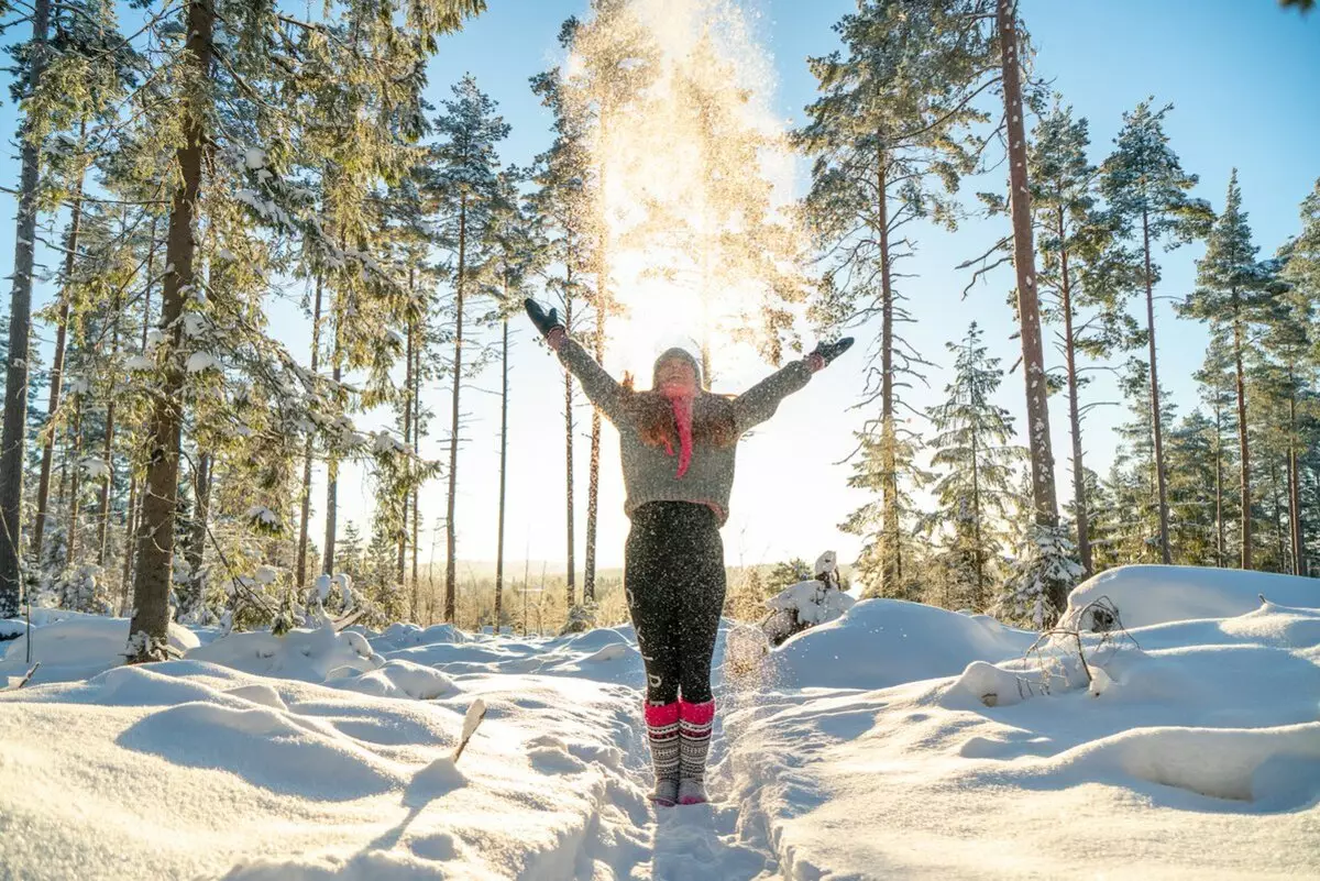 珍しいフィンランドのスポーツ：ウールの靴下の雪の上を走る