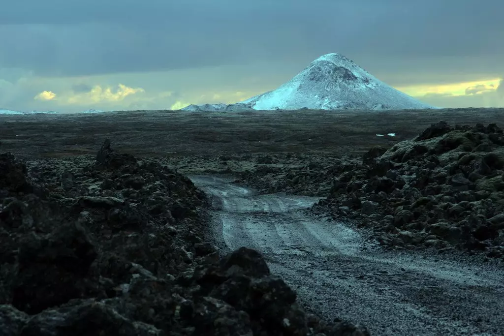 Ing Semenanjung Reykjanes, 18,000 lindhu saben minggu kedadeyan. Erupsi gunung berkarat
