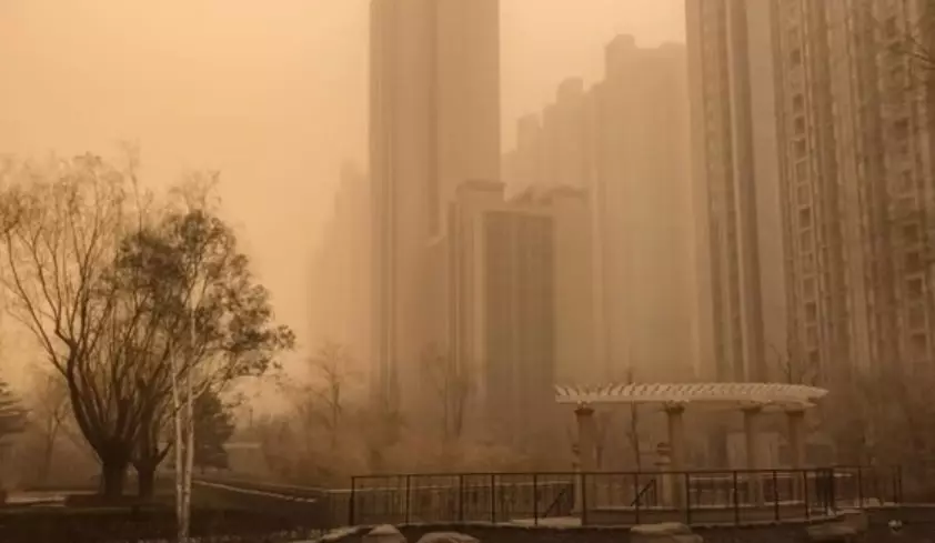 "Parece o fin do mundo". Pequín cubriu a tormenta de area máis poderosa