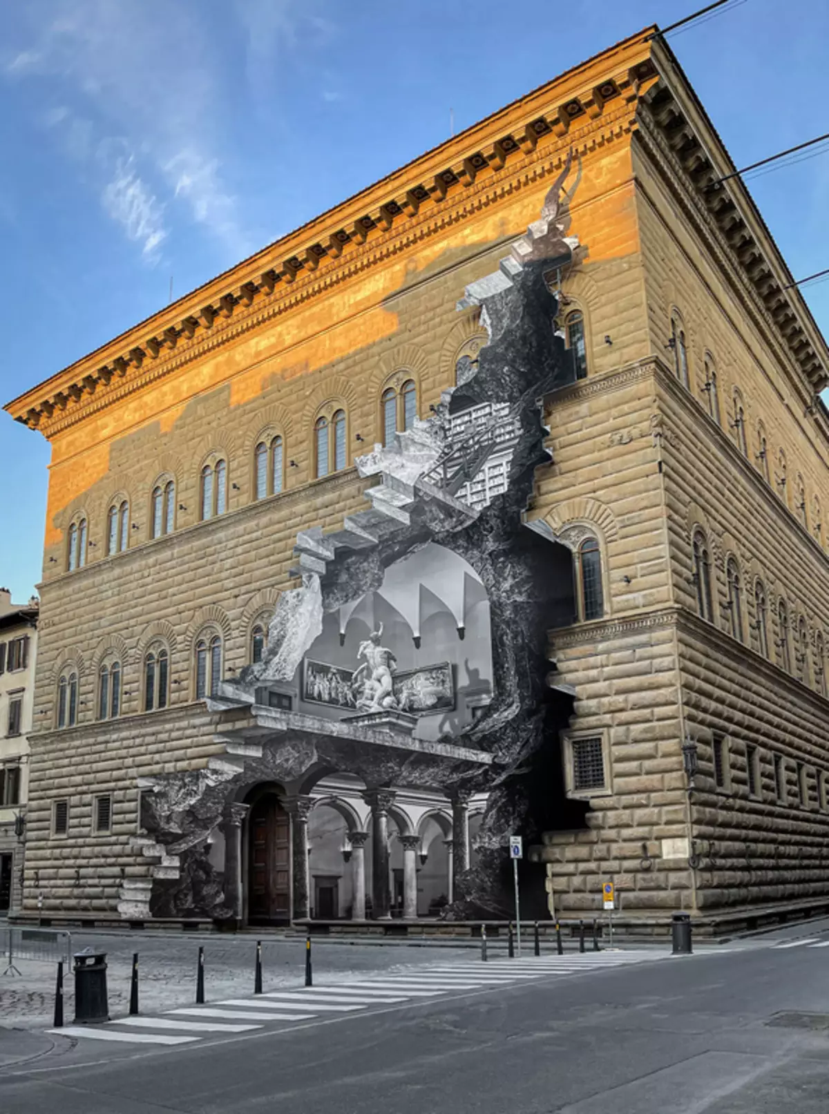 Krank-Art-Künstler erstellt eine optische Täuschung an der Fassade des Florentiner Palast