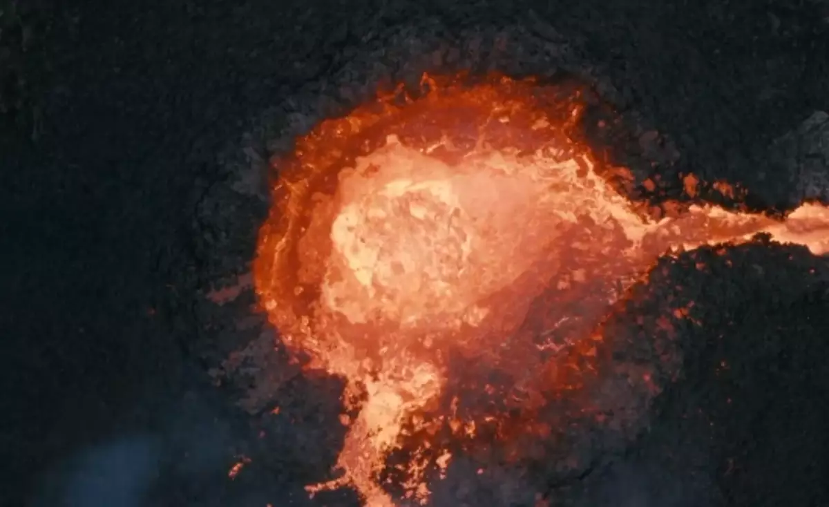 Dron sobre el trono de volcán de erupción: marcos increíbles
