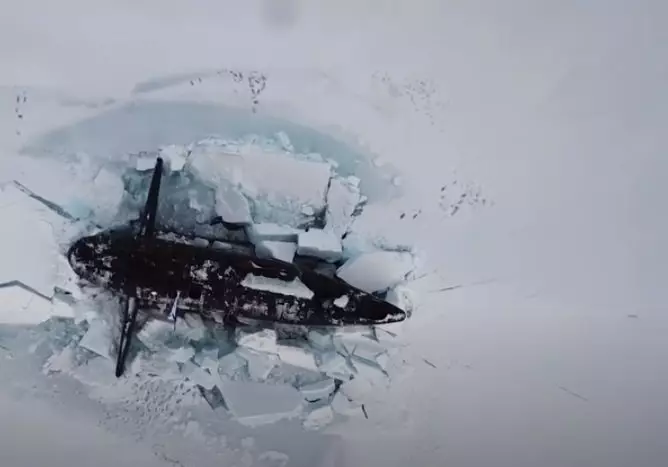 3 submarŝipoj samtempe flosas al la surfaco en la Arkto: Video
