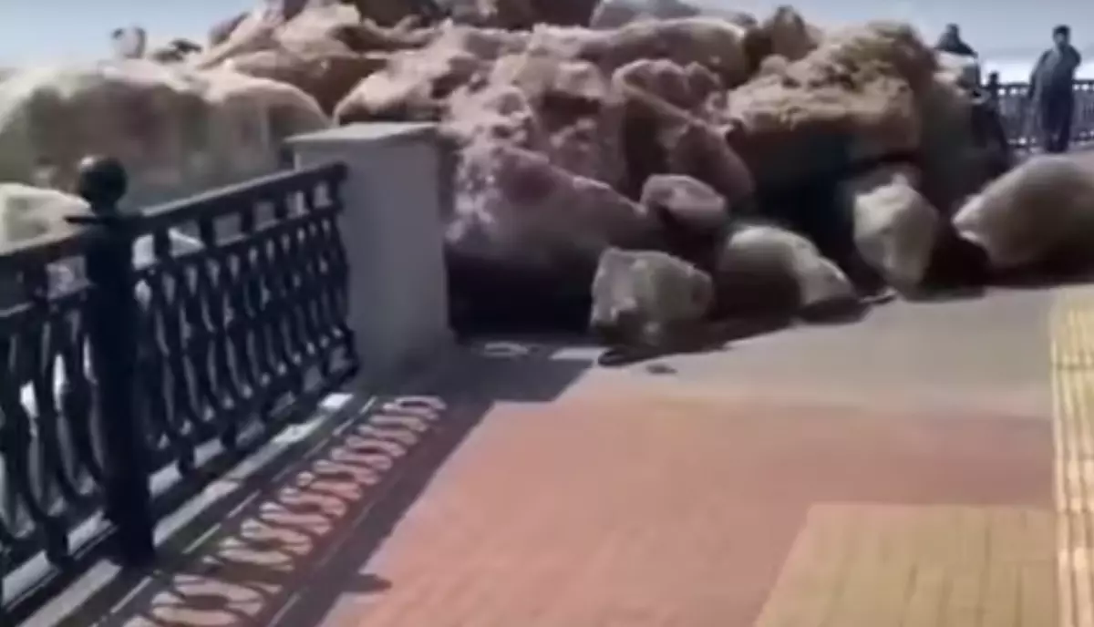 خابرووسک میں، آئس بلاکس امور کے خاتمے پر جھگڑا کر رہے ہیں، باڑ کو توڑنے: ویڈیو