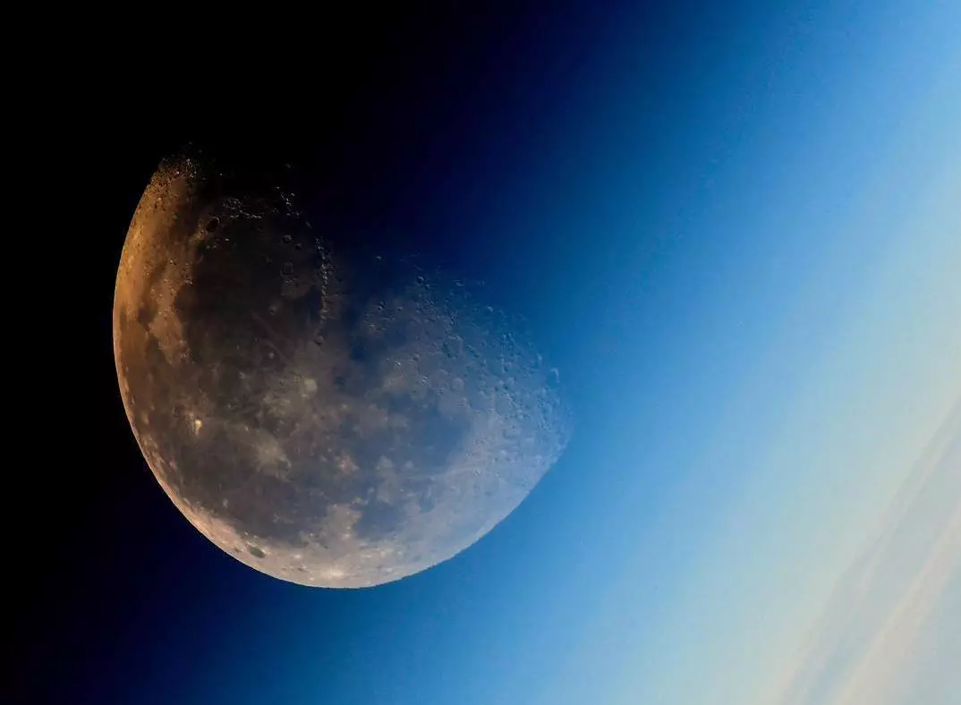 Puesta de sol de la Luna en la ISS y otras fotos espaciales de la semana