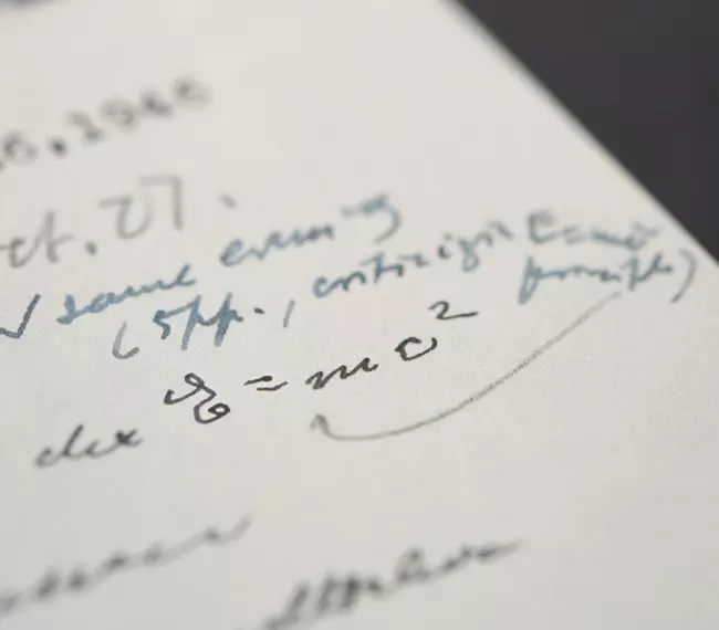 Ang sulat-kamay ni Einstein na may formula E = MC2 ay nabili para sa $ 1.2 milyon