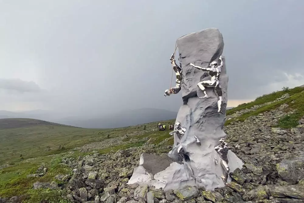 Et monument til den afdøde turgruppe blev etableret på Dyatlovs Pass