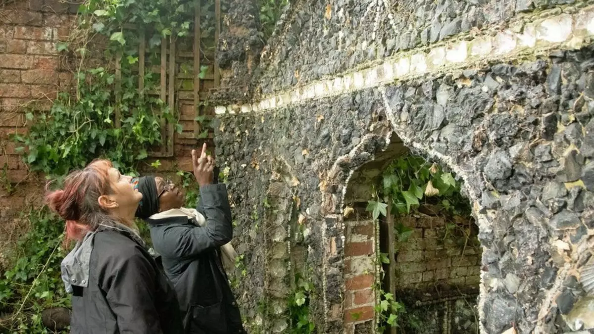 Britan encontrou um capricho arquitetônico dos dentes de ovelhas, ossos e conchas no jardim