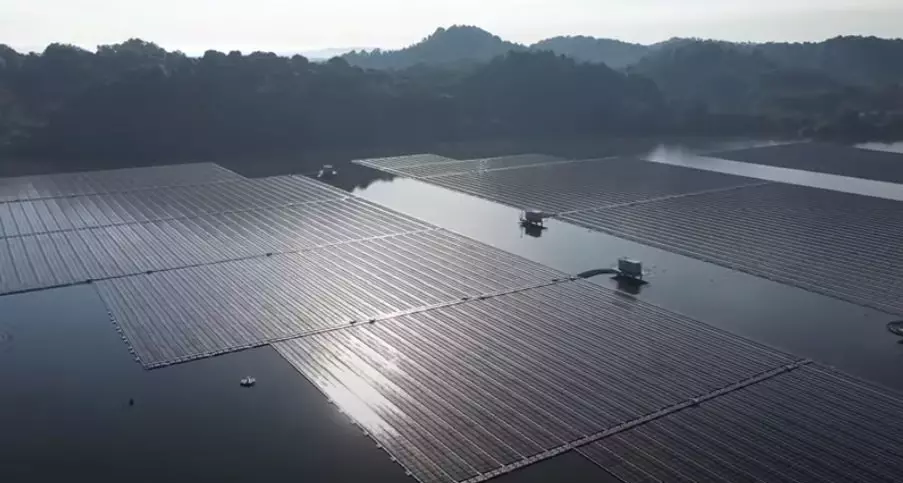 新加坡推出了世界上最大的浮动太阳能电场之一