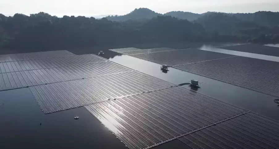 Singapur dünýädäki iň uly ýüzügiň iň uly ýüzýän günortanlyk dünýäsi