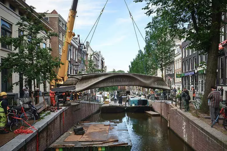 在阿姆斯特丹，打开了世界上印刷在3D打印机上的世界第一桥