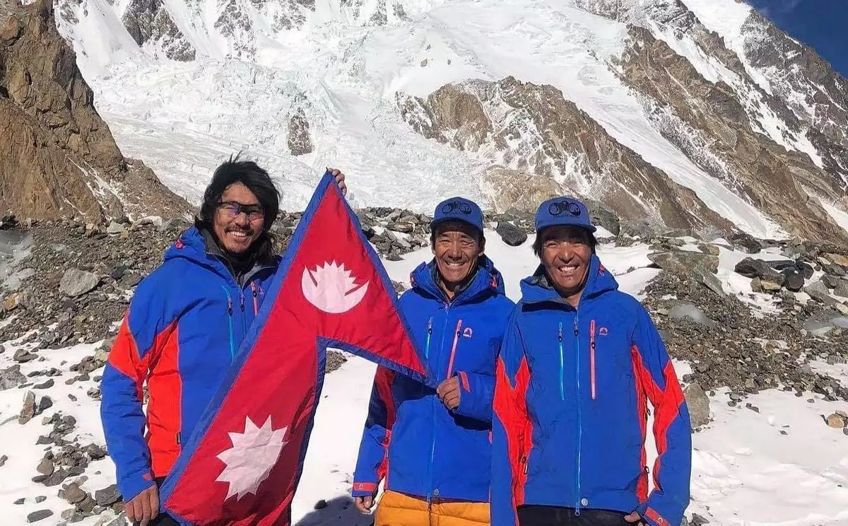 Bergklimmers van Nepal was die eerste in die wêreld om in die winter op die top K2 te gaan sit