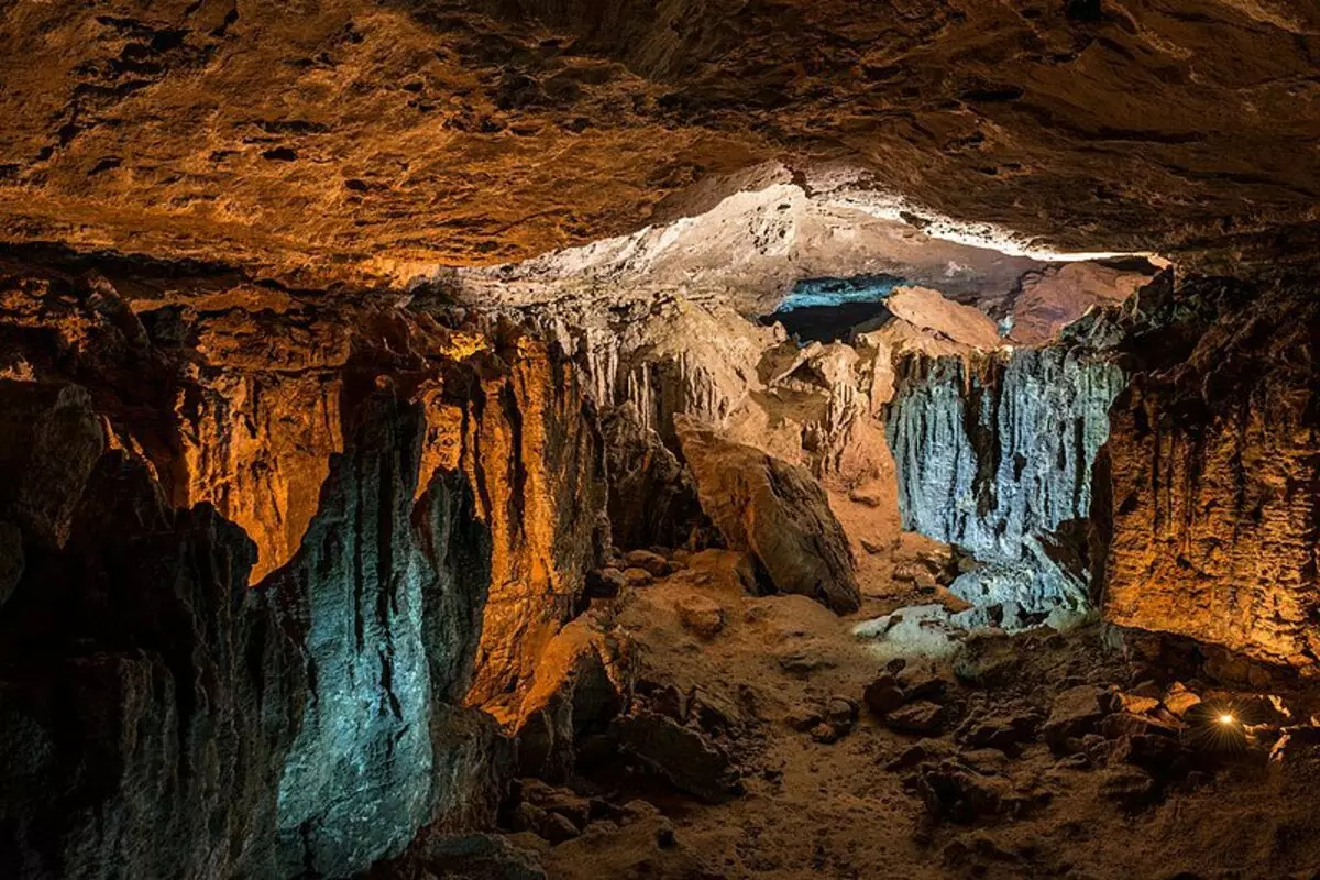 最初のアトラス洞窟はロシアで編集されています