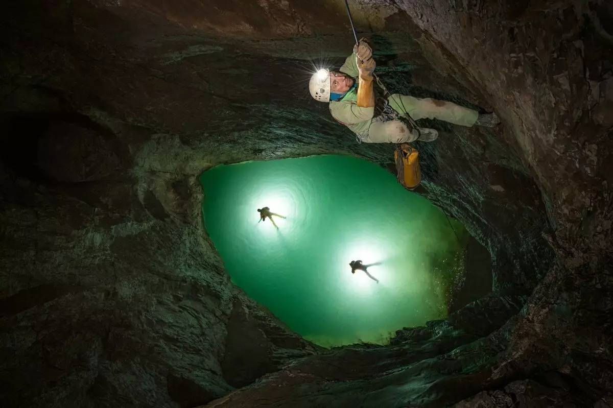 世界の最も深い洞窟の影響洪水の間に生き残る方法は？写真家全国地理的地理学を思い出す
