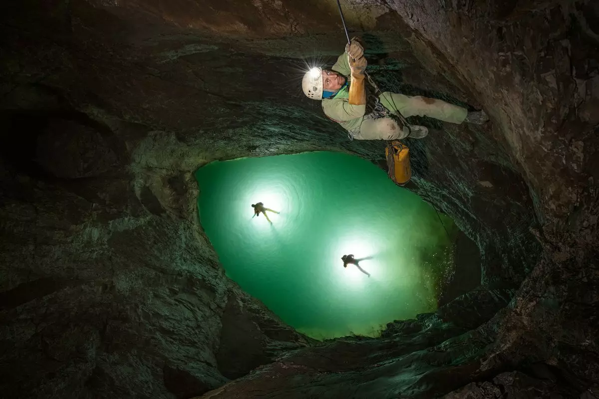 Kif jgħix matul l-għargħar impatt fil-grotta fonda tad-dinja? Ifakkar fil-fotografu Ġeografiku Nazzjonali