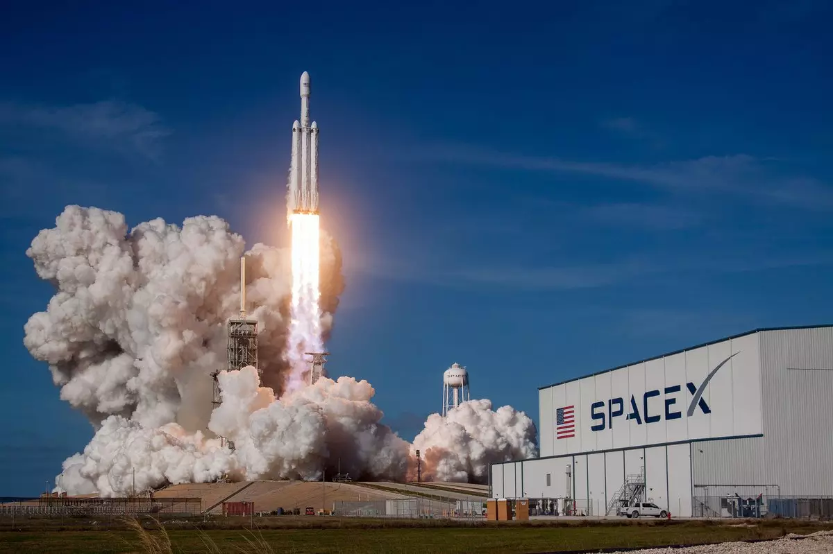 Гістарычны запуск звышцяжкай Falcon Heavy: фота, відэа, вынікі