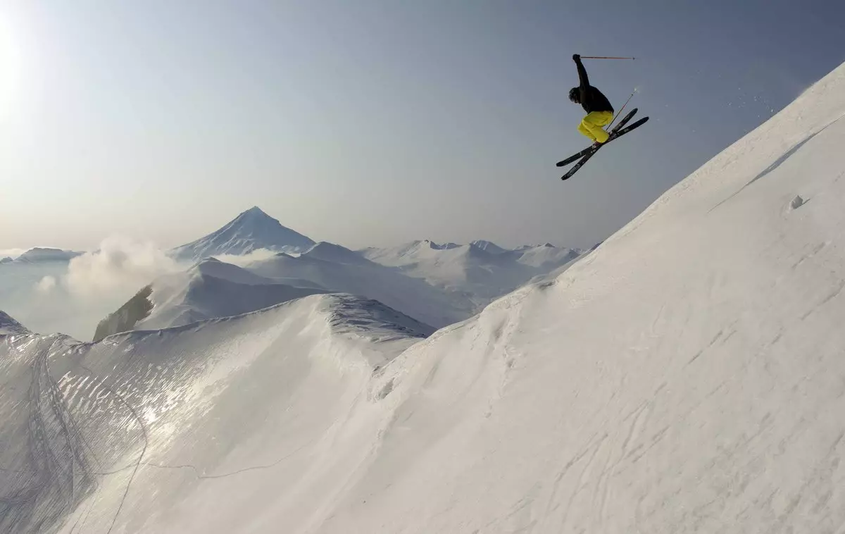 Ski - ing gunung geni. Ekstrak Rusia Rusia nindakake trik unik