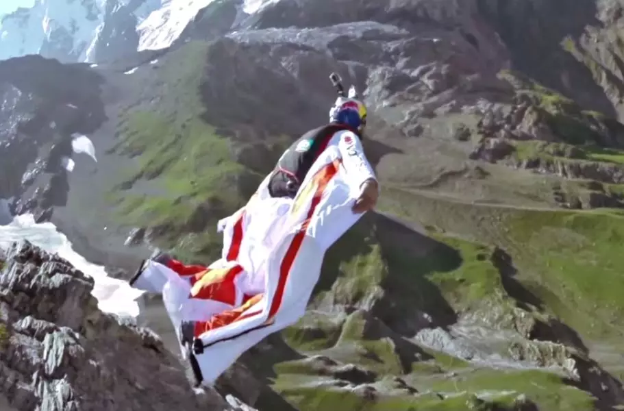 Legendary Basejumper Jonathan Free Swie na lavea i Switzerland