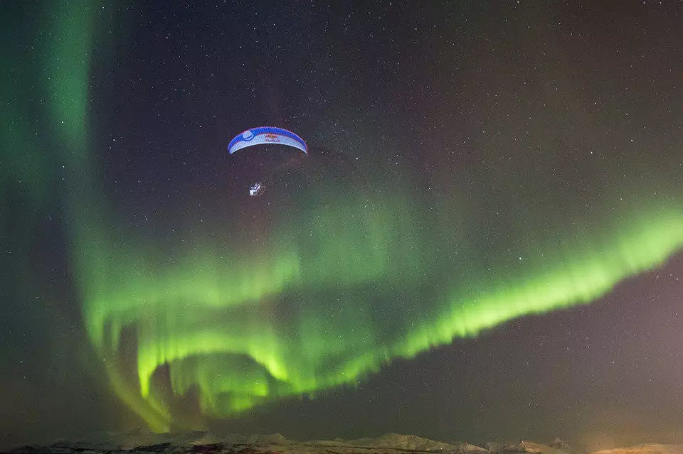 Video: Yamaçparaşütü Şimali Lights vasitəsilə Flying