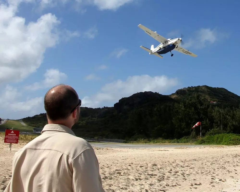 Turista casi perdió la cabeza, fotografiando el avión.