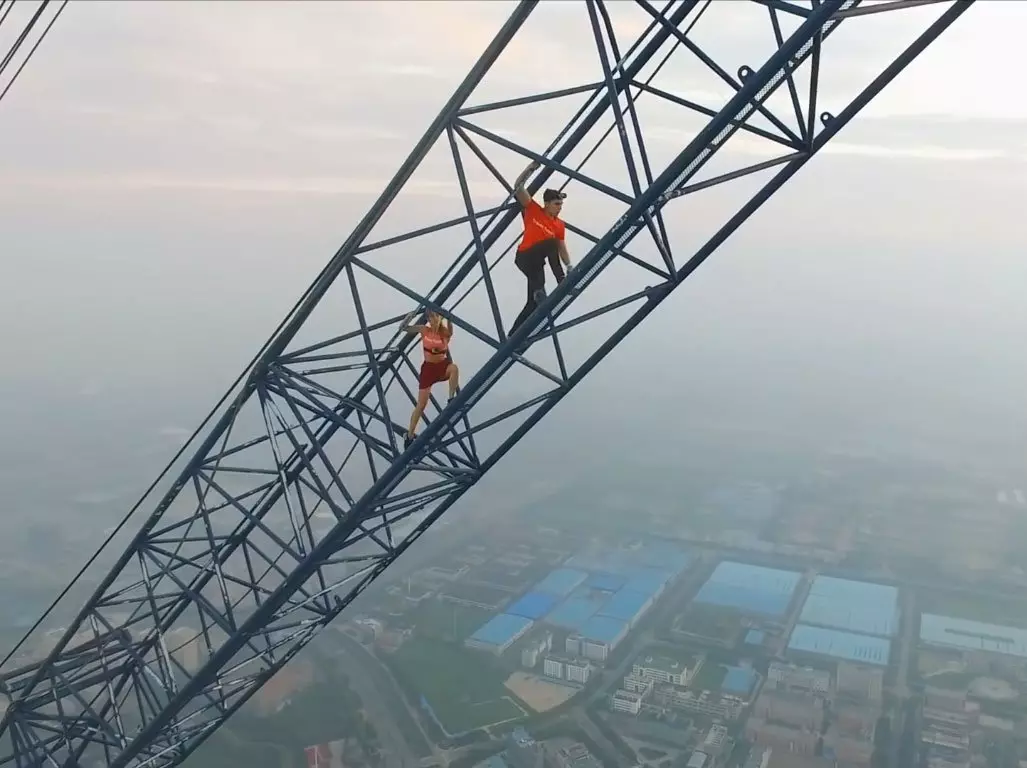 Ruski ekstraki so osvojili kitajski nebotičnik: video