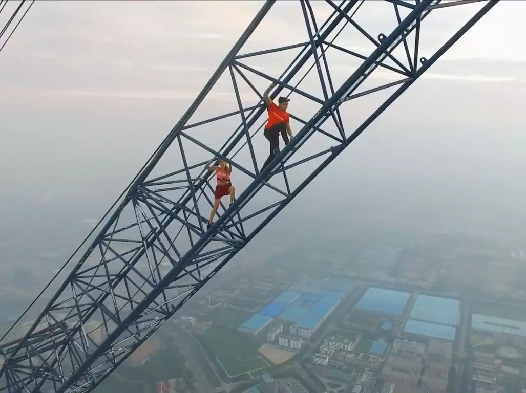 Russesch Extremer eruewelt déi chinesesch Schosscraper: Video