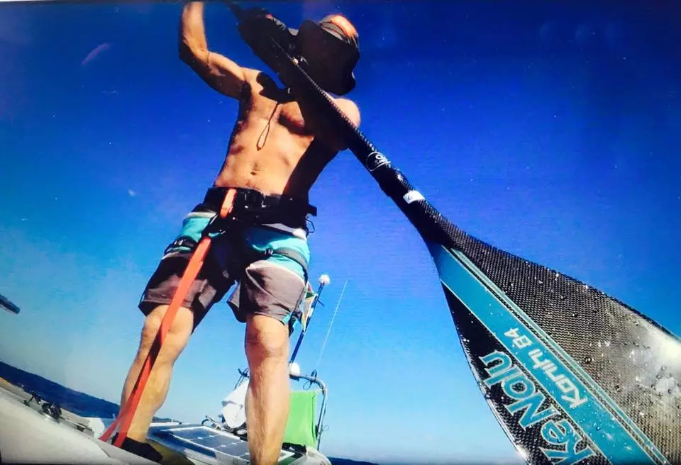 Ο Surfer διέσχισε τον Ατλαντικό στο διοικητικό συμβούλιο με ένα κουπί: βίντεο