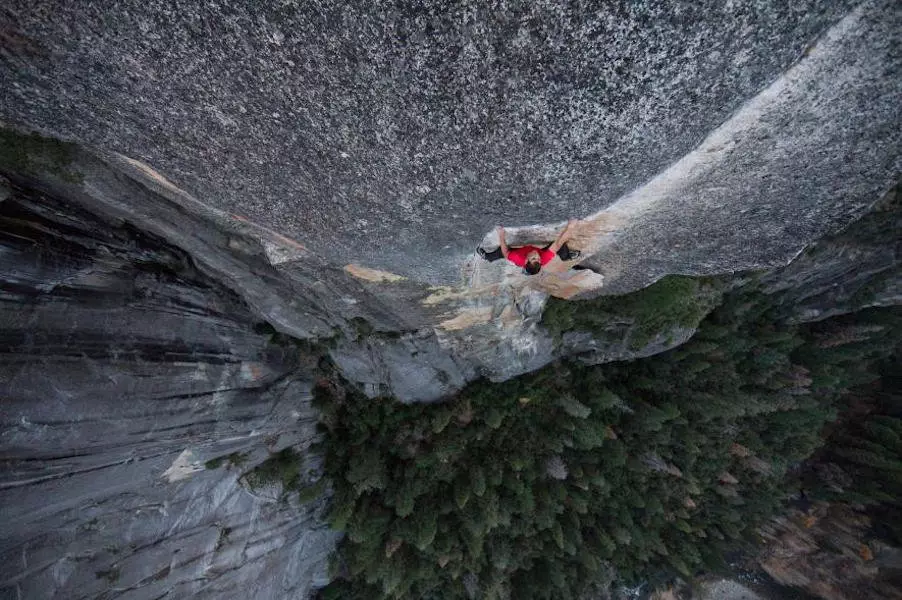 900 Meter an den Himmel: Den Alex Honnold huet erëm déi onheemlech erstallt