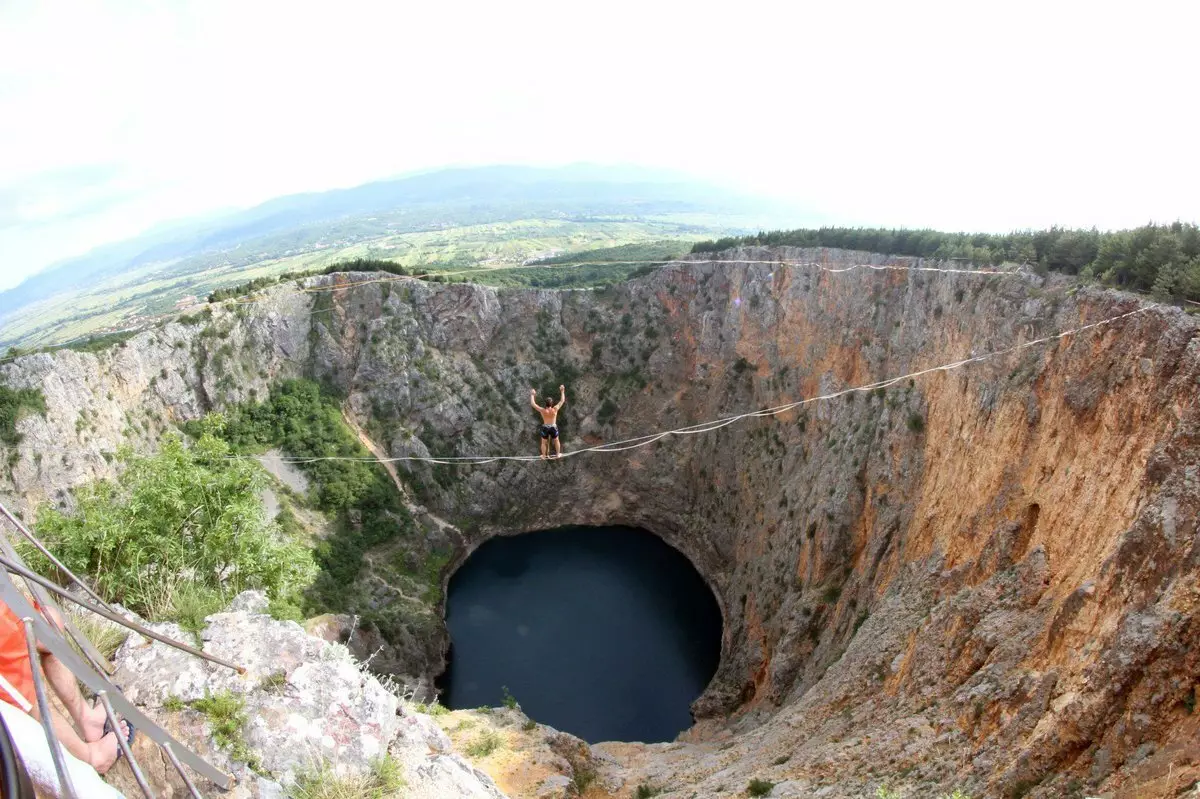 240 mètres sur une corde sur le lac Rouge: Vidéo