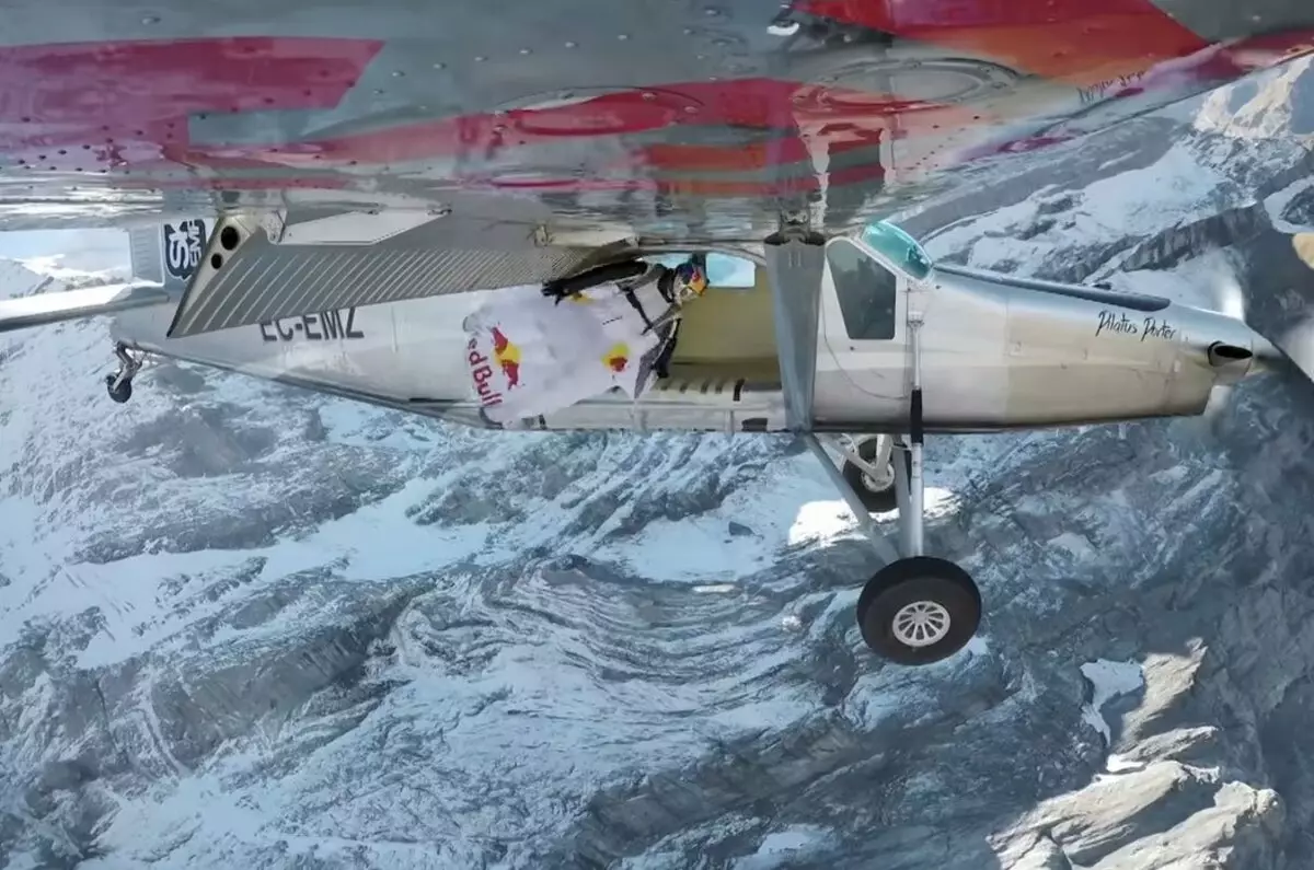 Extremais em Wingsuts voaram em plano: vídeo