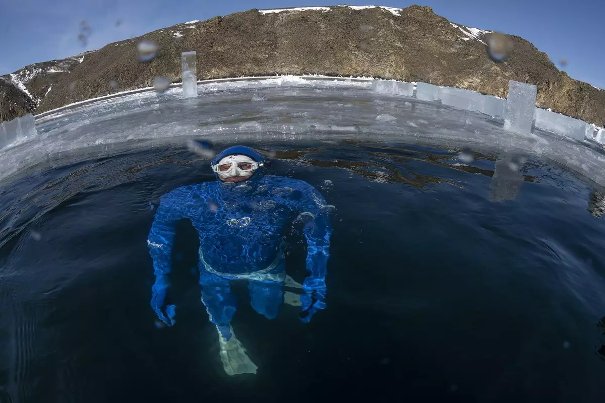 Roedd Wester Alexey Mollchanov yn gosod record newydd ar Baikal