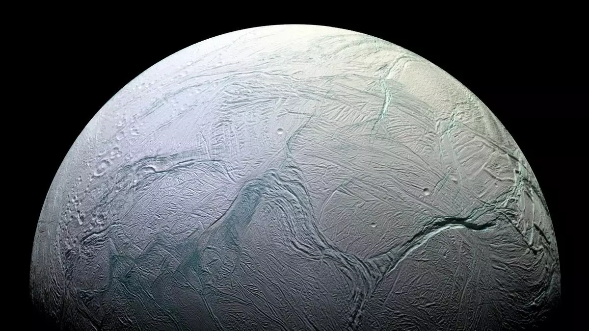 Enceladus জটিল জৈব পাওয়া