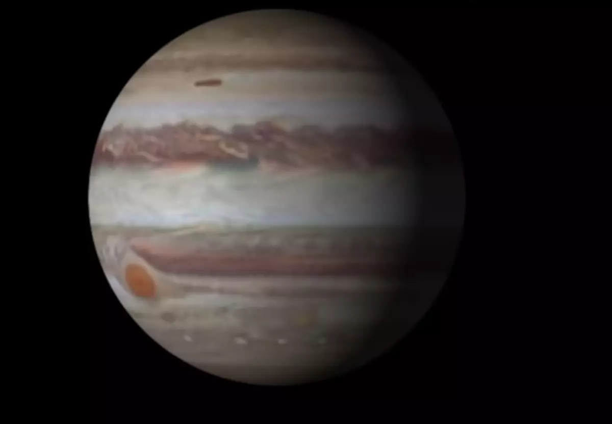 12 novaj satelitoj de Jupitero estas malfermitaj. Unu el ili rotacias tre strangan orbiton