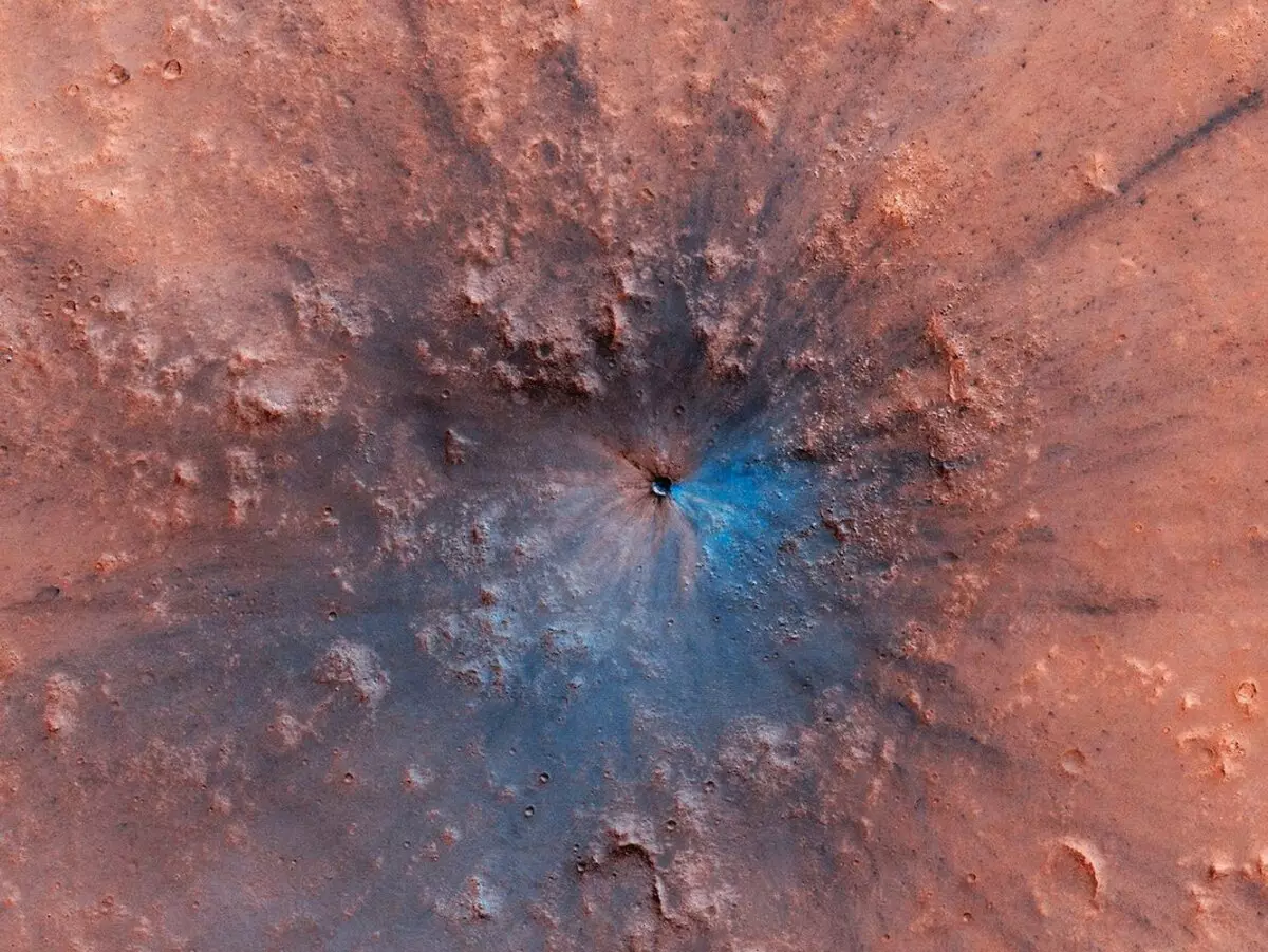Indoda entsha ye-crater-mucheme on mars: isithombe