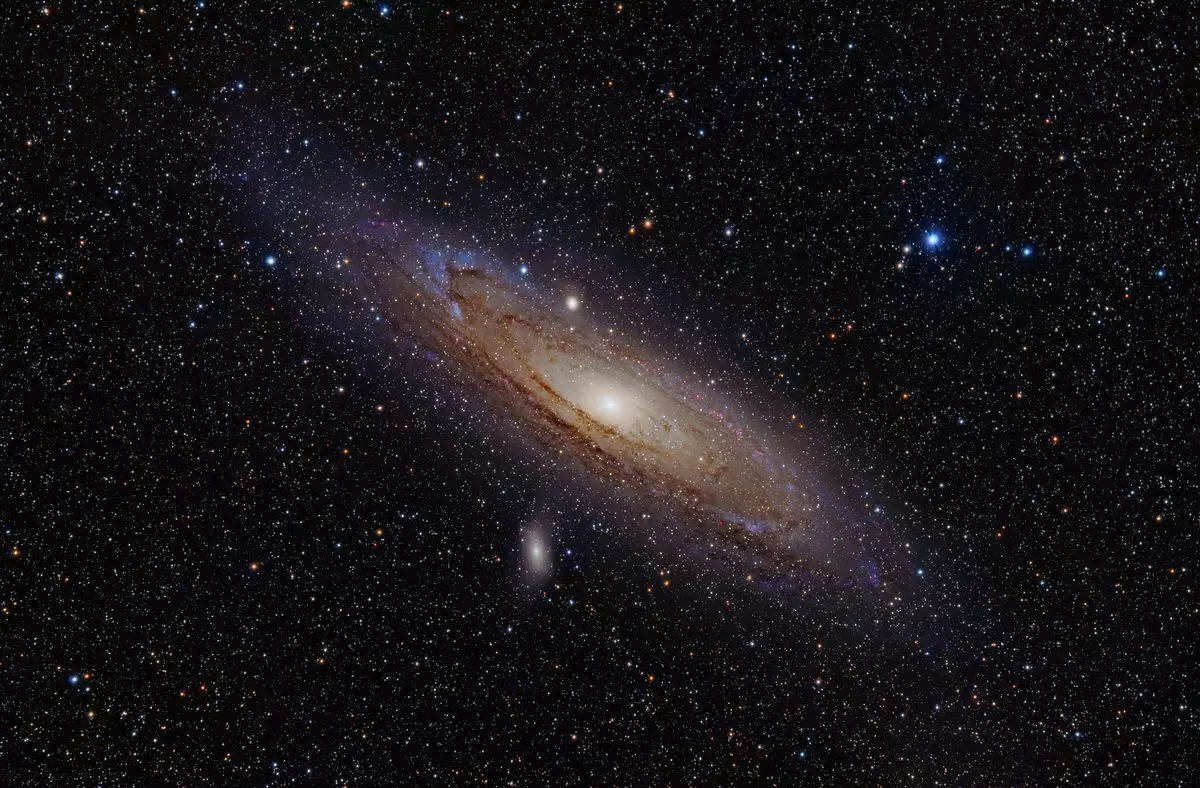 Andromeda di paşerojê de bi kêmî ve du galgalî diherikî. Awayê şîrê