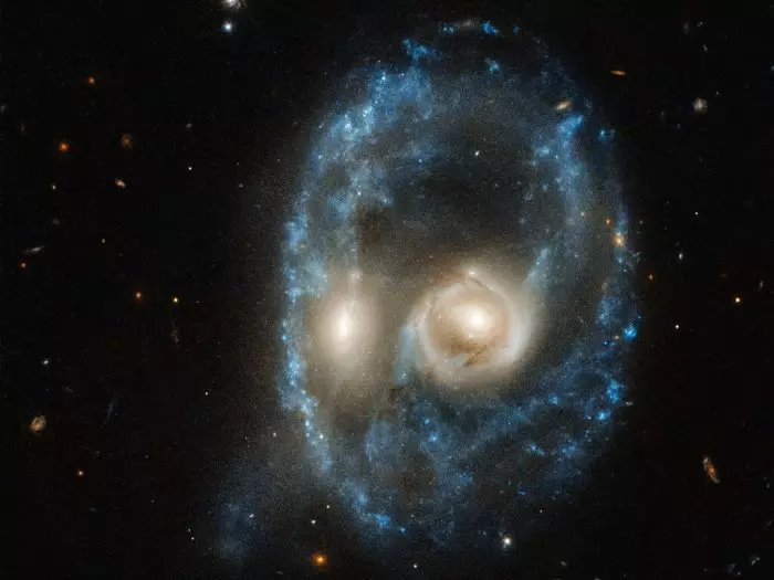 "Gruseliges Gesicht aus dem Weltraum." Wie sieht die Fusion von zwei Galaxien aus?