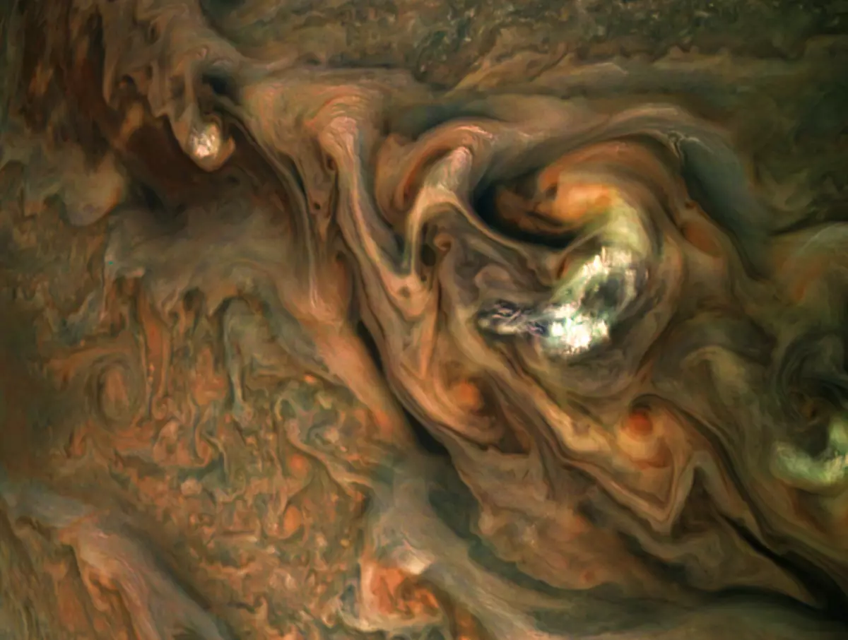 Moln och virvlar av Jupiter: Underbart foto från "Juno"