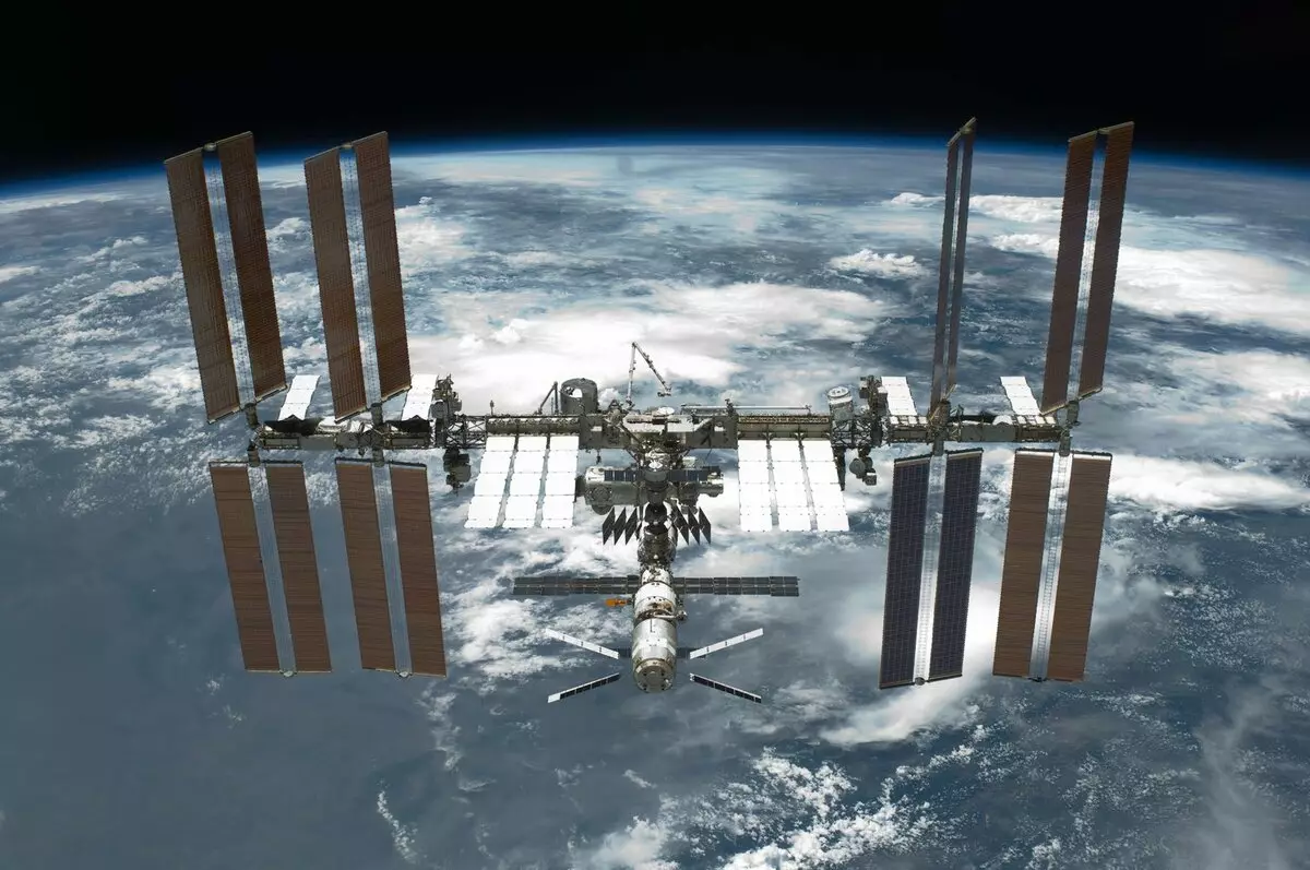 STS-134_INTERNATIONAL_SPACE_STATION_After_Undocking.jpg。