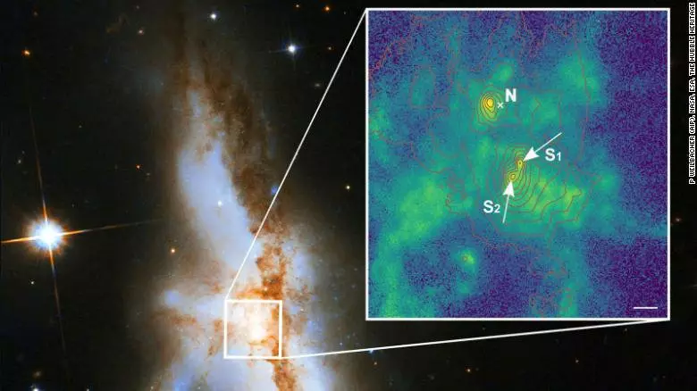 Lehen aldiz, hiru zulo beltz supermassiarrekin galaxia aurkitu zen.