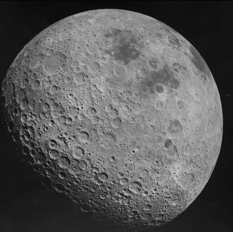 Radi-teleskop på baksidan av månen: Studie av den tidiga historien om rymden